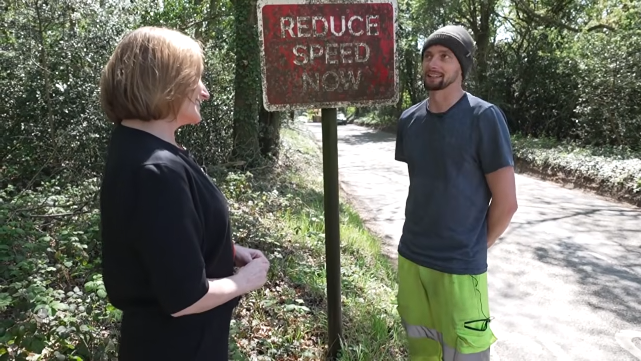 "Sign Guy" Has Cleaned Nearly 2,000 Road Signs — and the Internet Can't ...